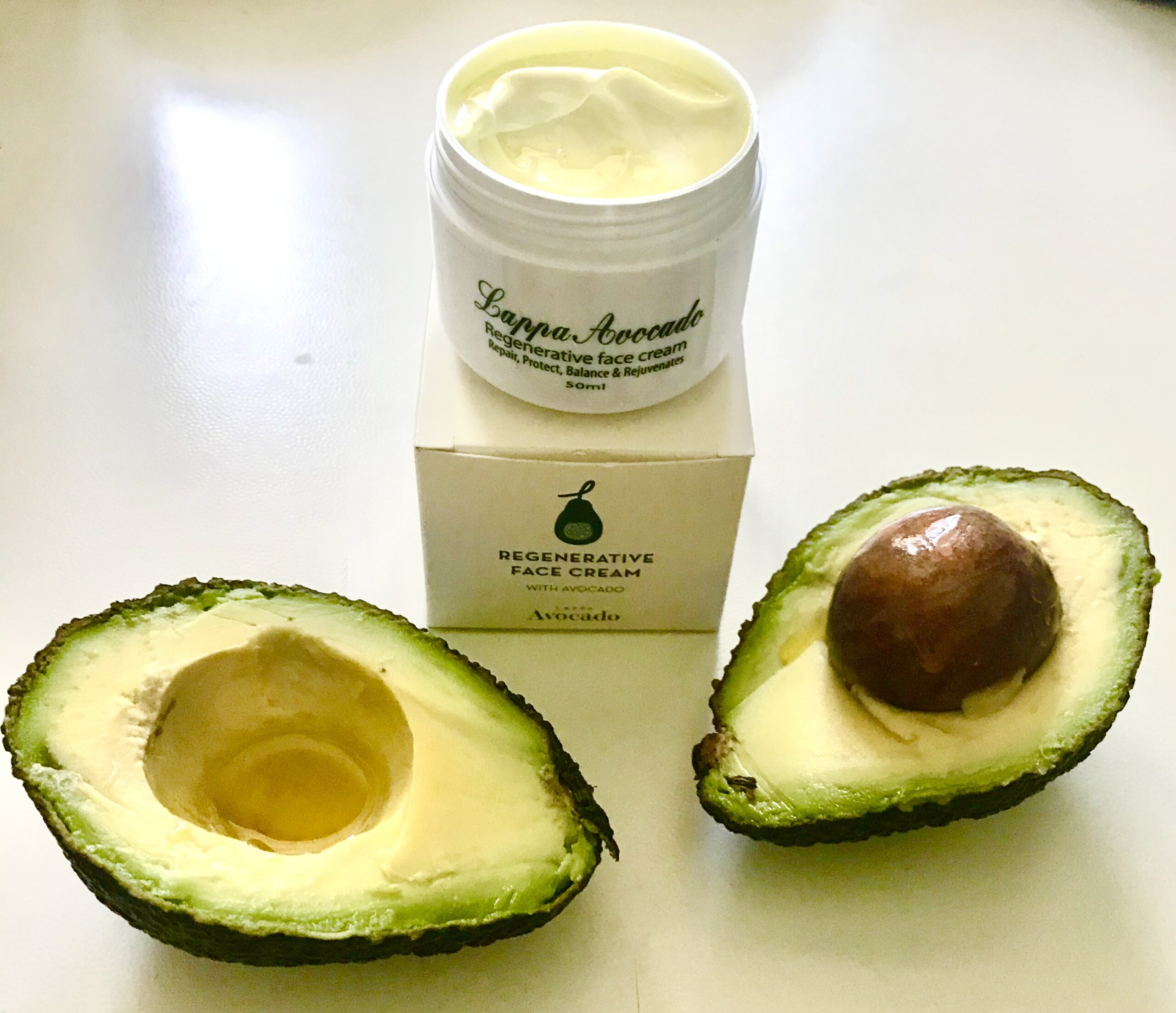 Regenerative, verjüngende Gesichtscreme mit reinem Avocadoöl / äußerst ...